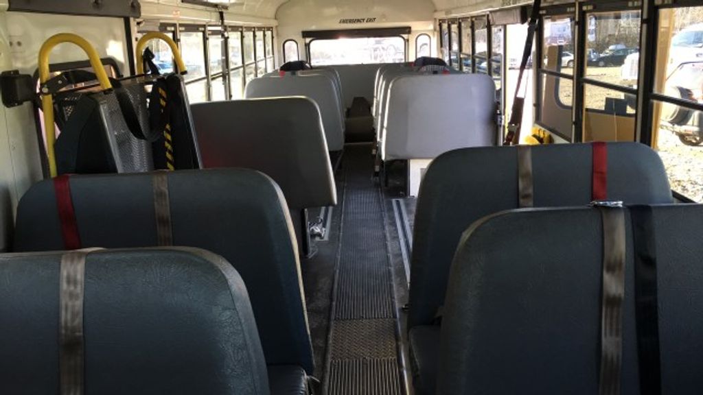 Internet Auction | DLC750034 2001 THOMAS BUILT MVP-ER (Engine Rear)